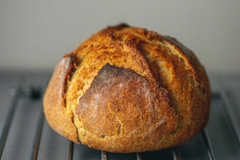 Mājās ceptas kviešu maizes klaips ar kraukšķīgu garozu | Mammamuntetiem.lv