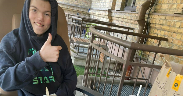 Ričards ir pusaudzis, kurš cīnās ar ļaundabīgu audzēju. Palīdzi ...