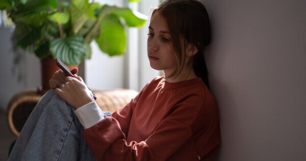 Pusaudzis regulāri sūdzas par dažāda veida sāpēm, taču izmeklējumos ...