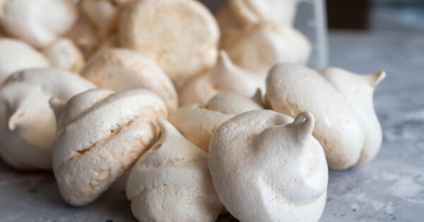 Iespējams, visvieglāk pagatavojamais gardums! Saldie bezē cepumi ...