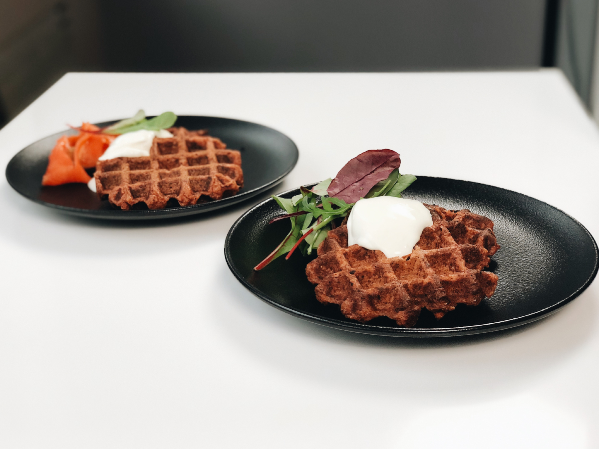 Sāļās vafeles ar puķkāpostu, falafelu un biešu pulveri. Video recepte ...