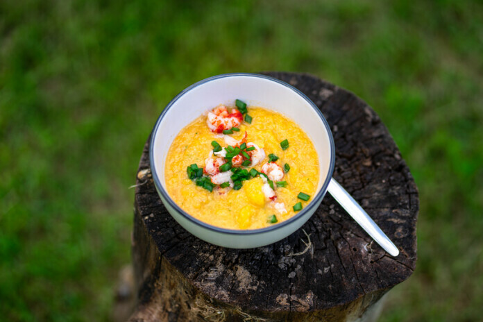 Izmēģini jaunas auksto zupu receptes! Dzelteno tomātu aukstā zupa ...
